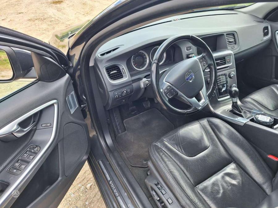 Blue Volvo V60 2011 in Pasvalys, with an engine capacity of 1.98 L and mileage of 280 thousand km for 4450 €, photo 6 on AUTOMOTO.COM.LV