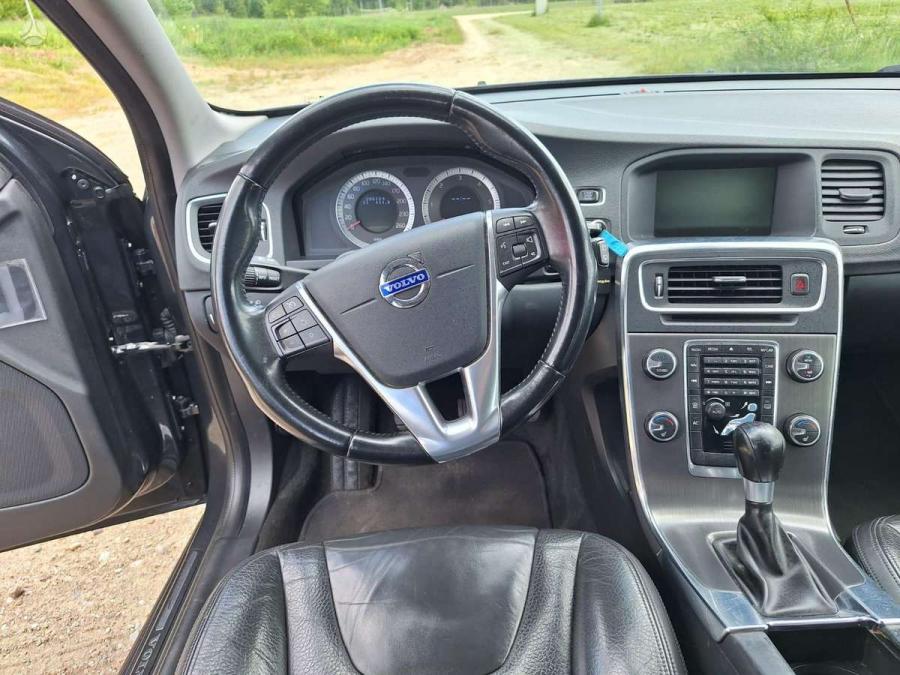 Blue Volvo V60 2011 in Pasvalys, with an engine capacity of 1.98 L and mileage of 280 thousand km for 4450 €, photo 11 on AUTOMOTO.COM.LV