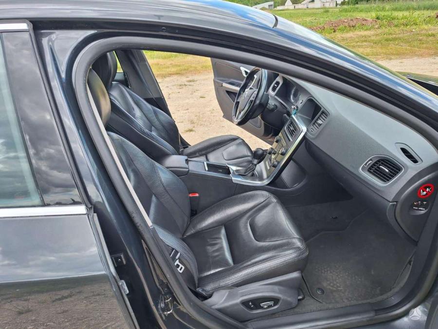 Blue Volvo V60 2011 in Pasvalys, with an engine capacity of 1.98 L and mileage of 280 thousand km for 4450 €, photo 13 on AUTOMOTO.COM.LV