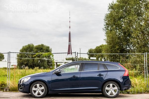 Zils Volvo V60 2011 Rīga, ar dzinēja tilpumu 2.40 L un nobraukumu 330 tūkst. km par 6590 €, foto 4 vietnē AUTOMOTO.COM.LV