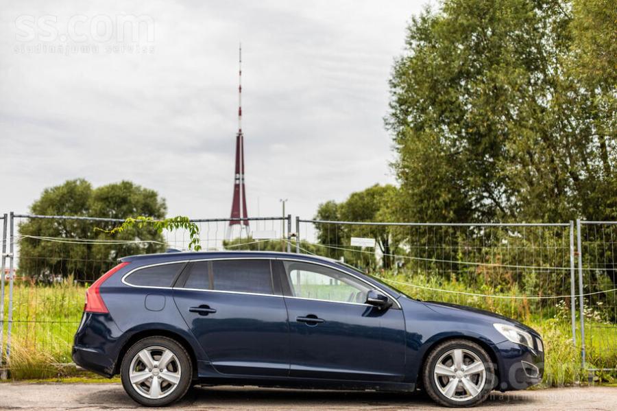 Zils Volvo V60 2011 Rīga, ar dzinēja tilpumu 2.40 L un nobraukumu 330 tūkst. km par 6590 €, foto 6 vietnē AUTOMOTO.COM.LV