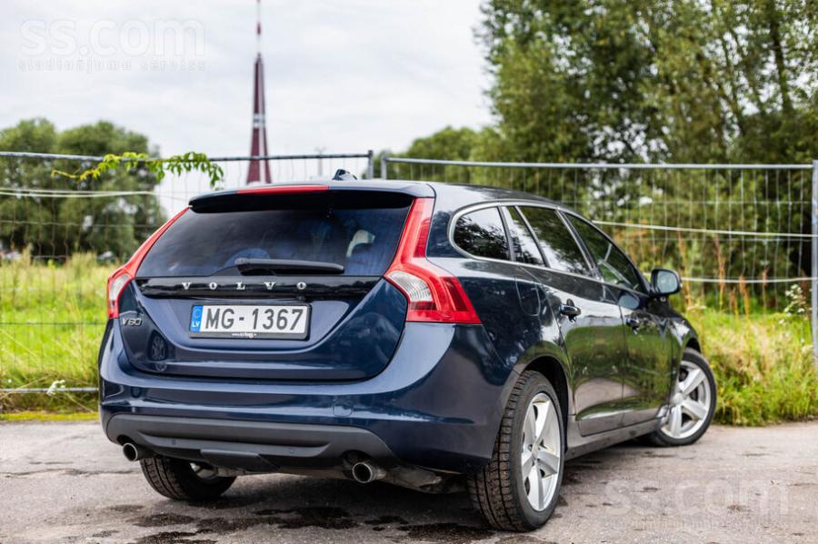 Zils Volvo V60 2011 Rīga, ar dzinēja tilpumu 2.40 L un nobraukumu 330 tūkst. km par 6590 €, foto 8 vietnē AUTOMOTO.COM.LV