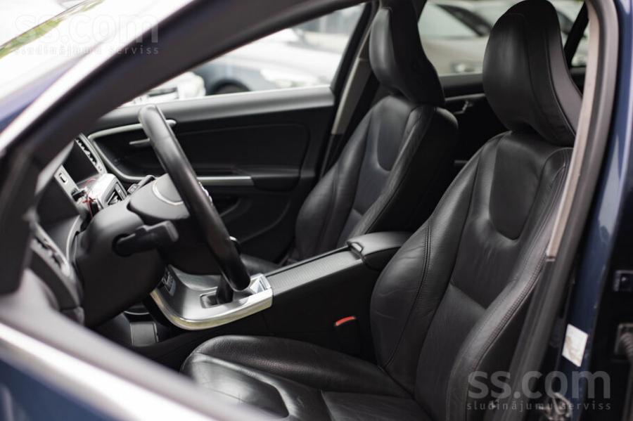 Zils Volvo V60 2011 Rīga, ar dzinēja tilpumu 2.40 L un nobraukumu 330 tūkst. km par 6590 €, foto 13 vietnē AUTOMOTO.COM.LV