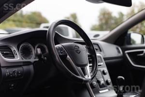 Zils Volvo V60 2011 Rīga, ar dzinēja tilpumu 2.40 L un nobraukumu 330 tūkst. km par 6590 €, foto 15 vietnē AUTOMOTO.COM.LV