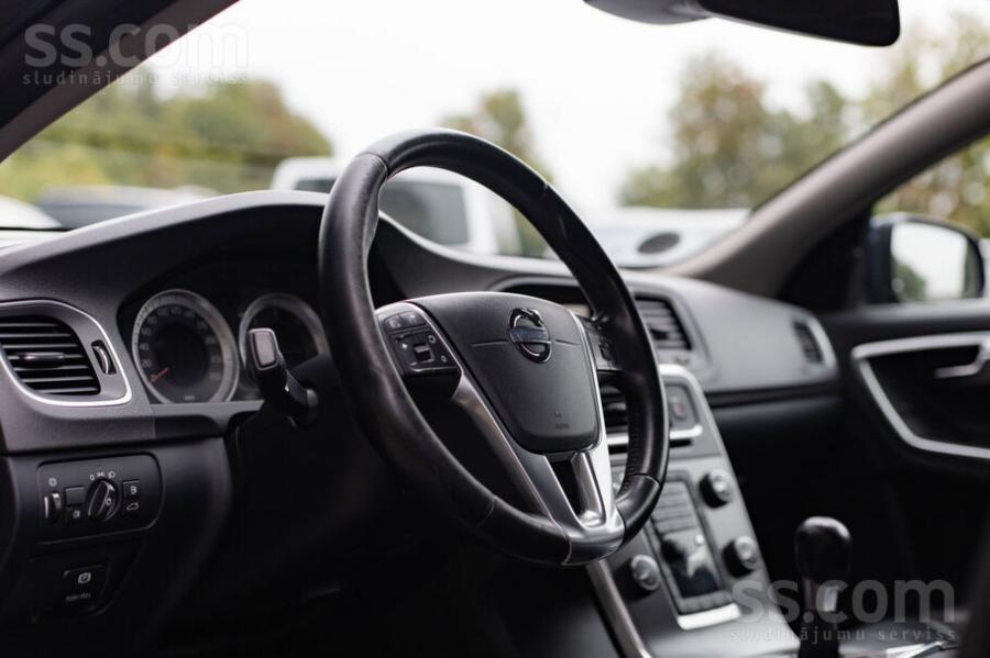 Zils Volvo V60 2011 Rīga, ar dzinēja tilpumu 2.40 L un nobraukumu 330 tūkst. km par 6590 €, foto 15 vietnē AUTOMOTO.COM.LV