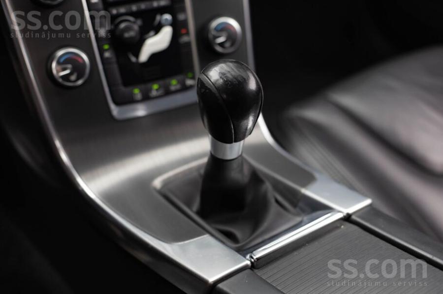 Zils Volvo V60 2011 Rīga, ar dzinēja tilpumu 2.40 L un nobraukumu 330 tūkst. km par 6590 €, foto 27 vietnē AUTOMOTO.COM.LV