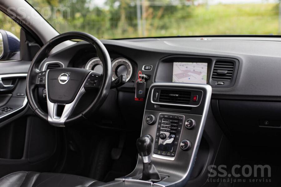 Zils Volvo V60 2011 Rīga, ar dzinēja tilpumu 2.40 L un nobraukumu 330 tūkst. km par 6590 €, foto 29 vietnē AUTOMOTO.COM.LV