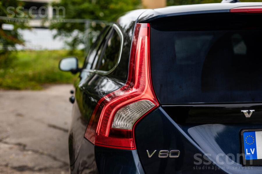 Zils Volvo V60 2011 Rīga, ar dzinēja tilpumu 2.40 L un nobraukumu 330 tūkst. km par 6590 €, foto 31 vietnē AUTOMOTO.COM.LV