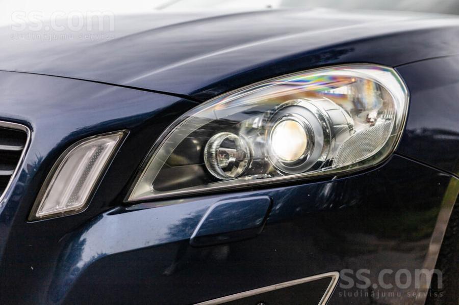Zils Volvo V60 2011 Rīga, ar dzinēja tilpumu 2.40 L un nobraukumu 330 tūkst. km par 6590 €, foto 32 vietnē AUTOMOTO.COM.LV