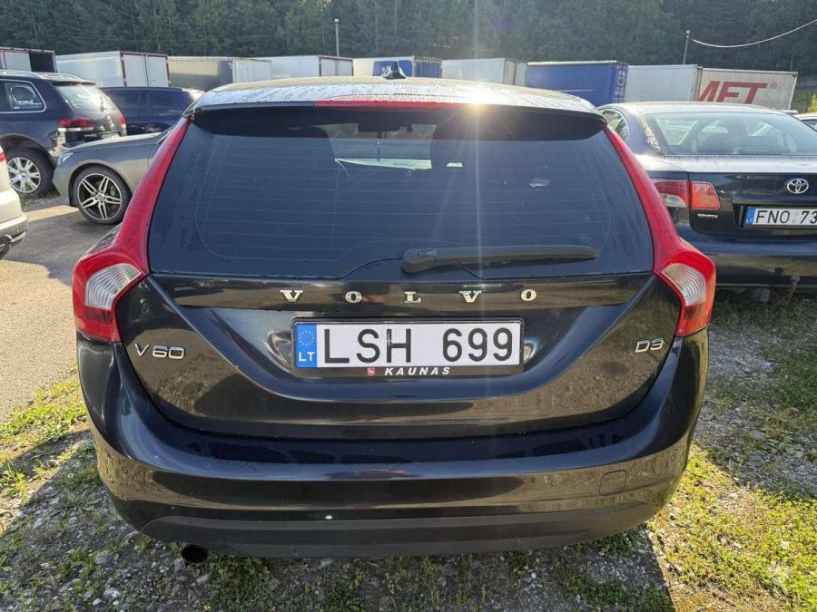 Blue Volvo V60 2011 in Vilnius, with an engine capacity of 1.98 L and mileage of 389 thousand km for 3900 €, photo 5 on AUTOMOTO.COM.LV