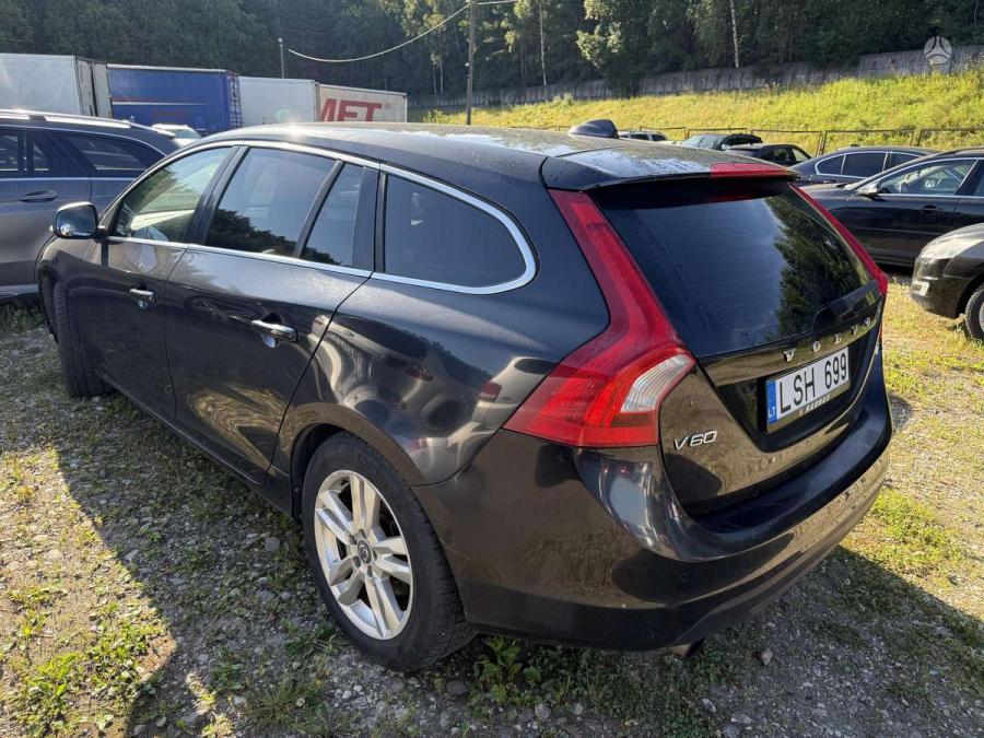 Blue Volvo V60 2011 in Vilnius, with an engine capacity of 1.98 L and mileage of 389 thousand km for 3900 €, photo 6 on AUTOMOTO.COM.LV