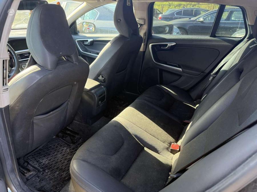 Blue Volvo V60 2011 in Vilnius, with an engine capacity of 1.98 L and mileage of 389 thousand km for 3900 €, photo 8 on AUTOMOTO.COM.LV