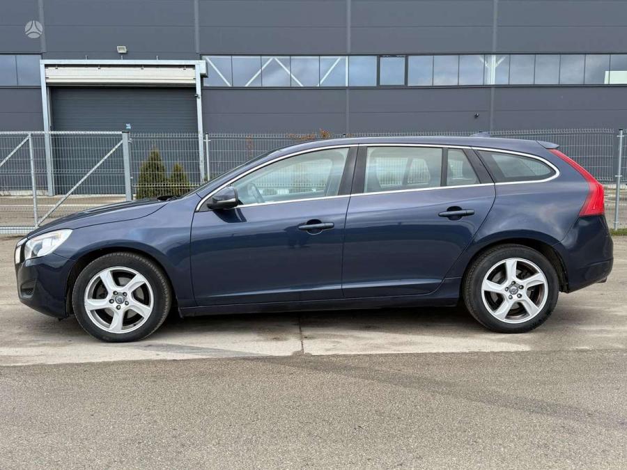 Blue Volvo V60 2012 in Kaunas, with an engine capacity of 1.56 L and mileage of 236 thousand km for 4200 €, photo 2 on AUTOMOTO.COM.LV
