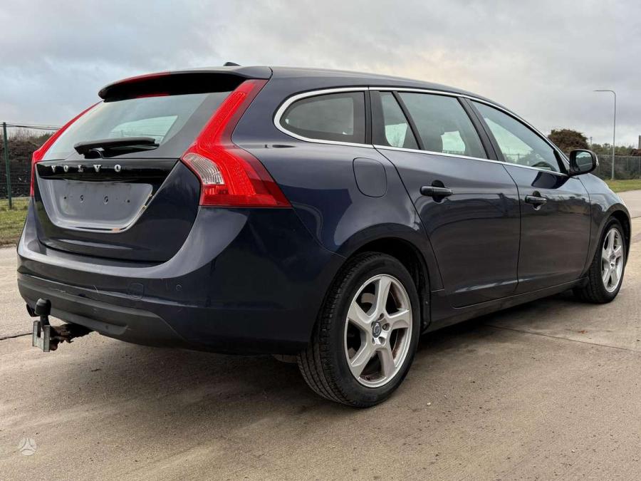 Blue Volvo V60 2012 in Kaunas, with an engine capacity of 1.56 L and mileage of 236 thousand km for 4200 €, photo 4 on AUTOMOTO.COM.LV