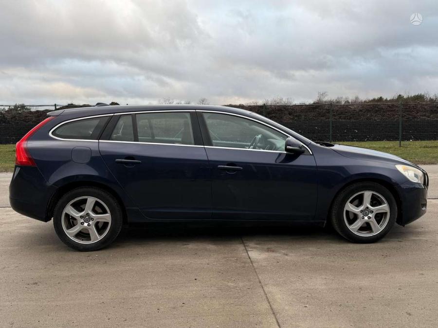 Blue Volvo V60 2012 in Kaunas, with an engine capacity of 1.56 L and mileage of 236 thousand km for 4200 €, photo 5 on AUTOMOTO.COM.LV