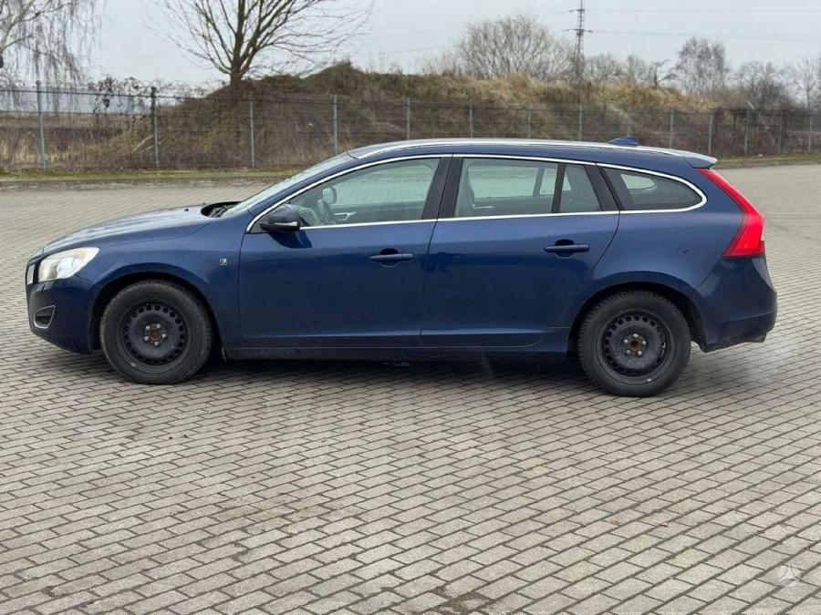 Blue Volvo V60 2012 in Marijampole, with an engine capacity of 1.98 L and mileage of 277 thousand km for 3350 €, photo 2 on AUTOMOTO.COM.LV