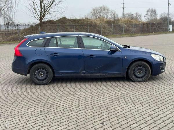 Zils Volvo V60 2012 Marijampole, ar dzinēja tilpumu 1.98 L un nobraukumu 277 tūkst. km par 3350 €, foto 6 vietnē AUTOMOTO.COM.LV