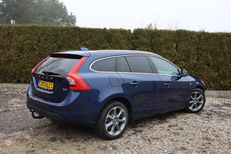 Blue Volvo V60 2012 in Alytus, with an engine capacity of 2.00 L and mileage of 279 thousand km for 6600 €, photo 4 on AUTOMOTO.COM.LV