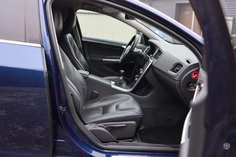 Blue Volvo V60 2012 in Alytus, with an engine capacity of 2.00 L and mileage of 279 thousand km for 6600 €, photo 11 on AUTOMOTO.COM.LV