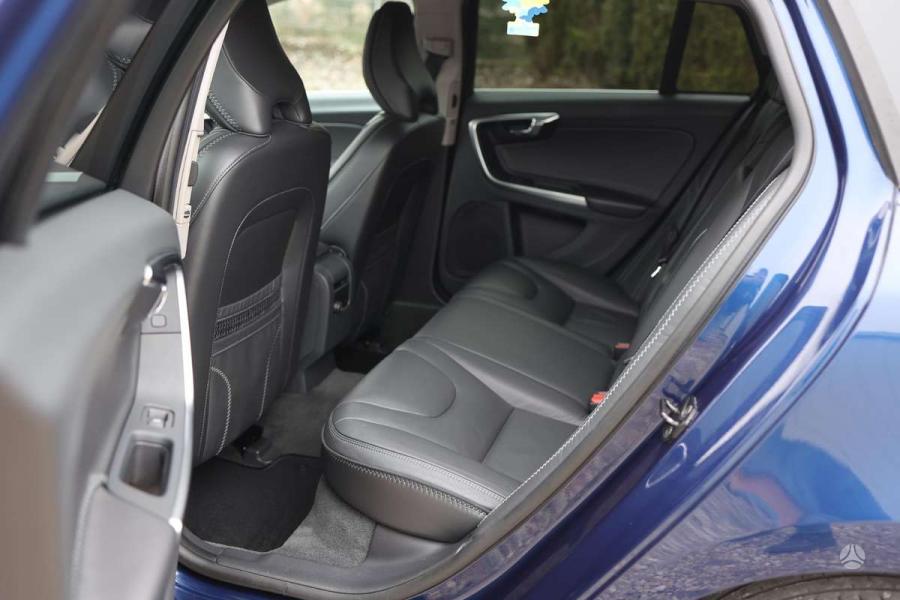 Blue Volvo V60 2012 in Alytus, with an engine capacity of 2.00 L and mileage of 279 thousand km for 6600 €, photo 12 on AUTOMOTO.COM.LV
