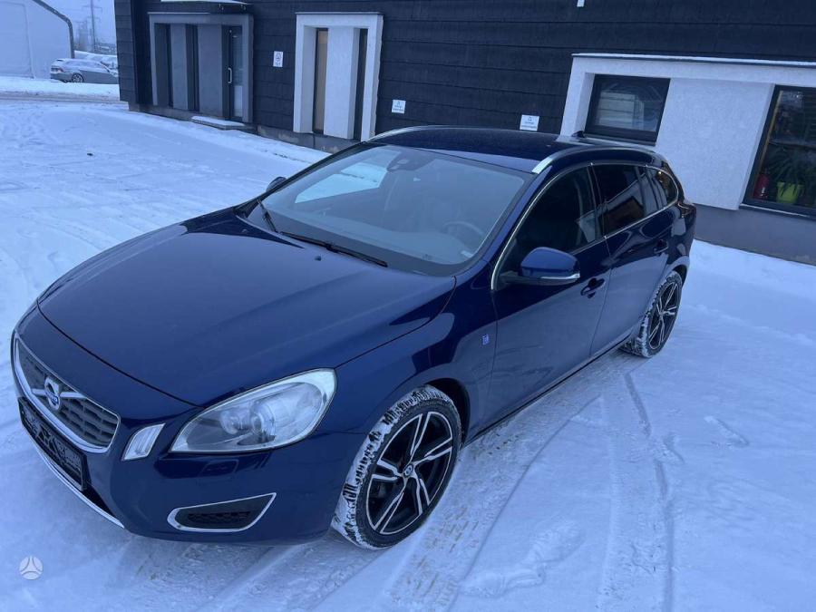 Blue Volvo V60 2012 in Kaunas, with an engine capacity of 1.98 L and mileage of 280 thousand km for 6590 €, photo 3 on AUTOMOTO.COM.LV
