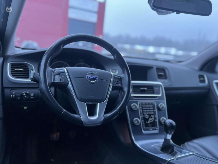 Blue Volvo V60 2012 in Kaunas, with an engine capacity of 1.98 L and mileage of 280 thousand km for 6590 €, photo 11 on AUTOMOTO.COM.LV
