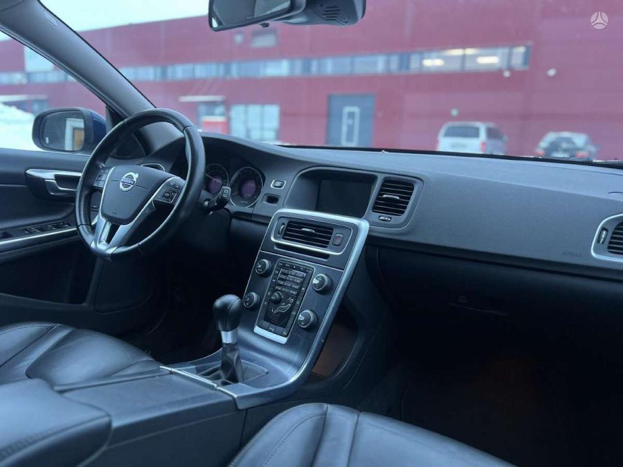 Blue Volvo V60 2012 in Kaunas, with an engine capacity of 1.98 L and mileage of 280 thousand km for 6590 €, photo 15 on AUTOMOTO.COM.LV