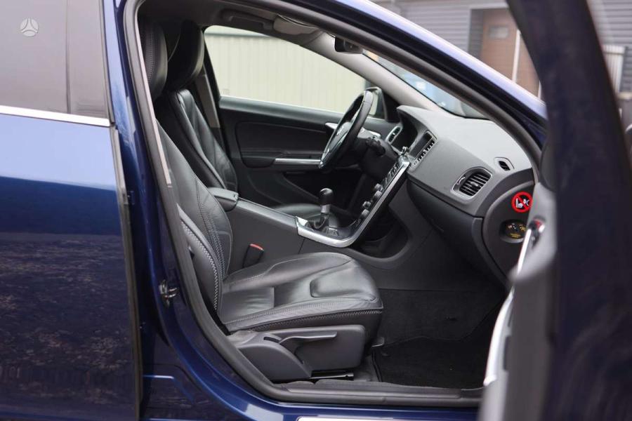 Blue Volvo V60 2012 in Alytus, with an engine capacity of 2.00 L and mileage of 279 thousand km for 6600 €, photo 11 on AUTOMOTO.COM.LV