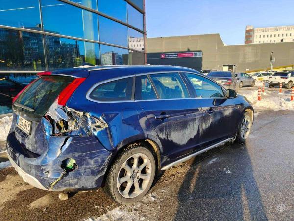 Blue Volvo V60 2012 in Vilnius, with an engine capacity of 1.98 L and mileage of 302 thousand km for 3400 €, photo 9 on AUTOMOTO.COM.LV