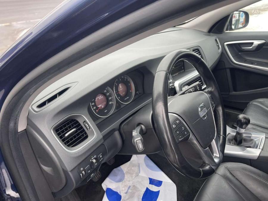 Zils Volvo V60 2012 Kauņa, ar dzinēja tilpumu 1.98 L un nobraukumu 278 tūkst. km par 5650 €, foto 18 vietnē AUTOMOTO.COM.LV