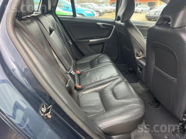 Blue Volvo V60 2012 in Valmiera, with an engine capacity of 1.60 L and mileage of 0 thousand km for 6800 €, photo 8 on AUTOMOTO.COM.LV