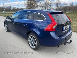 Zils Volvo V60 2012 Paide, ar dzinēja tilpumu 2.00 L un nobraukumu 336 tūkst. km par 6390 €, foto 4 vietnē AUTOMOTO.COM.LV
