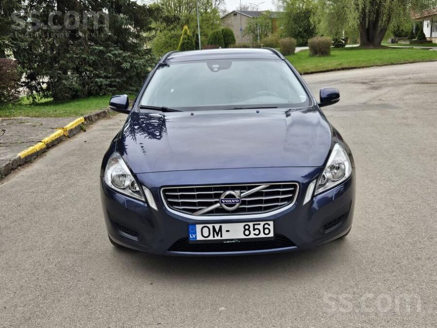 Blue Volvo V60 2012 in Jekabpils, with an engine capacity of 2.00 L and mileage of 300 thousand km for 6590 €, photo 3 on AUTOMOTO.COM.LV