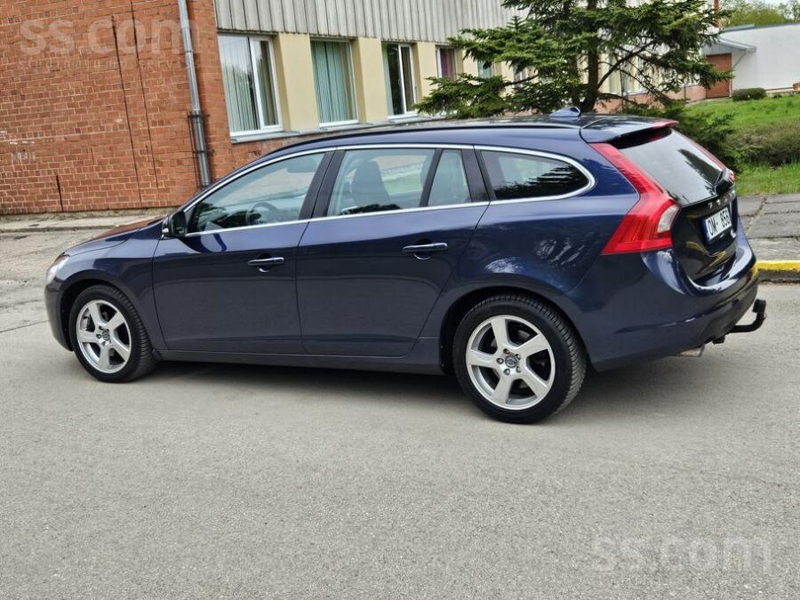 Blue Volvo V60 2012 in Jekabpils, with an engine capacity of 2.00 L and mileage of 300 thousand km for 6590 €, photo 9 on AUTOMOTO.COM.LV