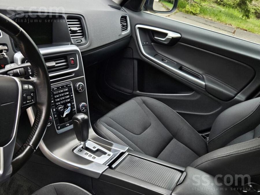 Blue Volvo V60 2012 in Jekabpils, with an engine capacity of 2.00 L and mileage of 300 thousand km for 6590 €, photo 11 on AUTOMOTO.COM.LV