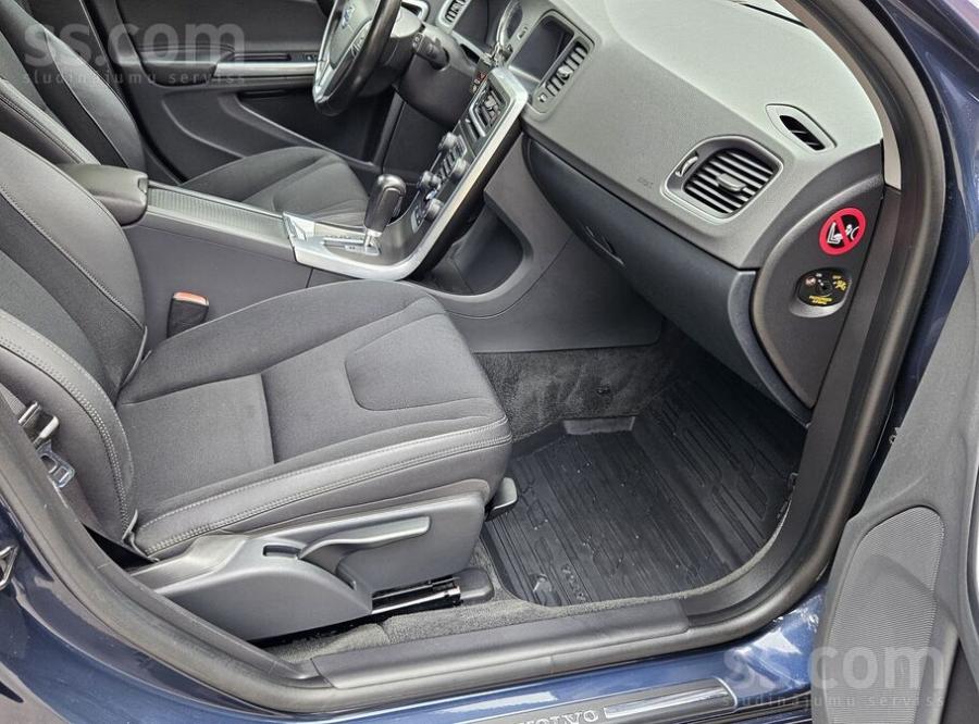 Blue Volvo V60 2012 in Jekabpils, with an engine capacity of 2.00 L and mileage of 300 thousand km for 6590 €, photo 19 on AUTOMOTO.COM.LV