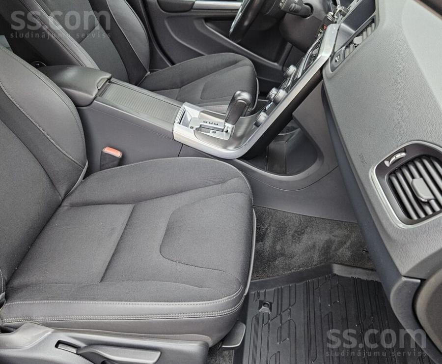Blue Volvo V60 2012 in Jekabpils, with an engine capacity of 2.00 L and mileage of 300 thousand km for 6590 €, photo 20 on AUTOMOTO.COM.LV
