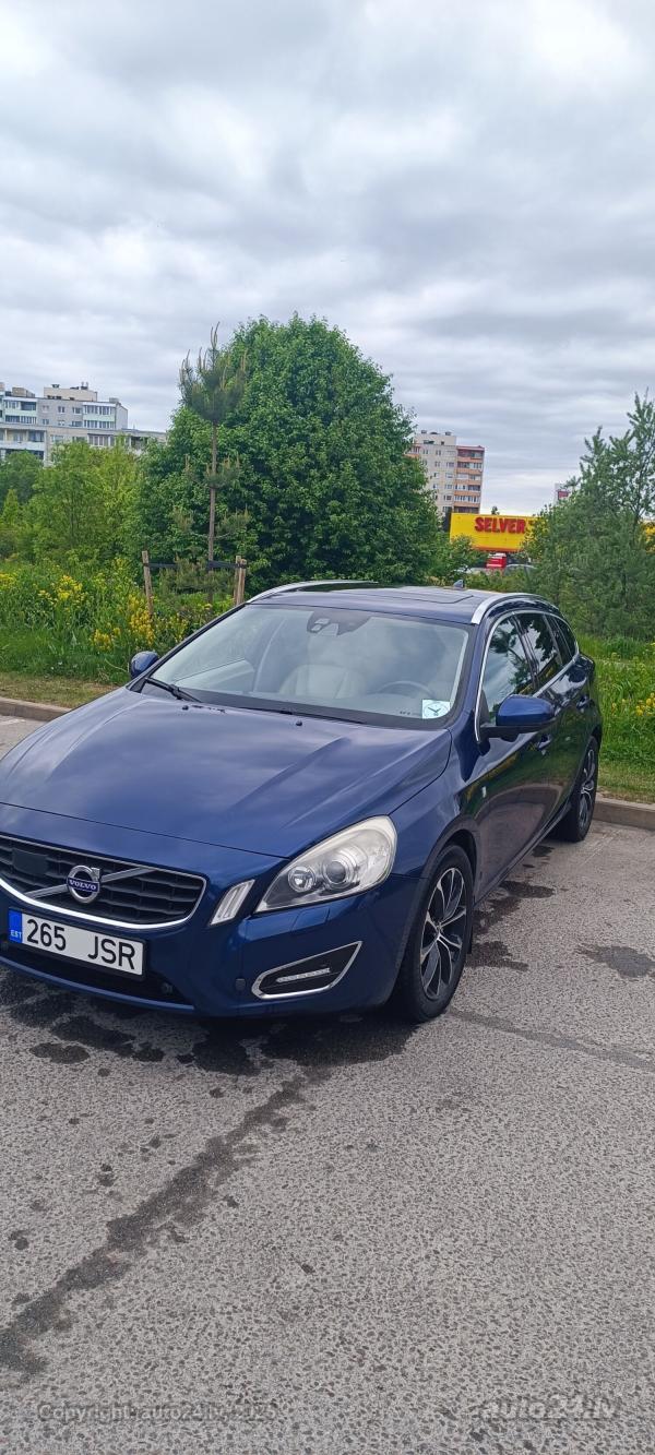 Zils Volvo V60 2012 Tallina, ar dzinēja tilpumu 2.40 L un nobraukumu 273 tūkst. km par 8500 €, foto 1 vietnē AUTOMOTO.COM.LV