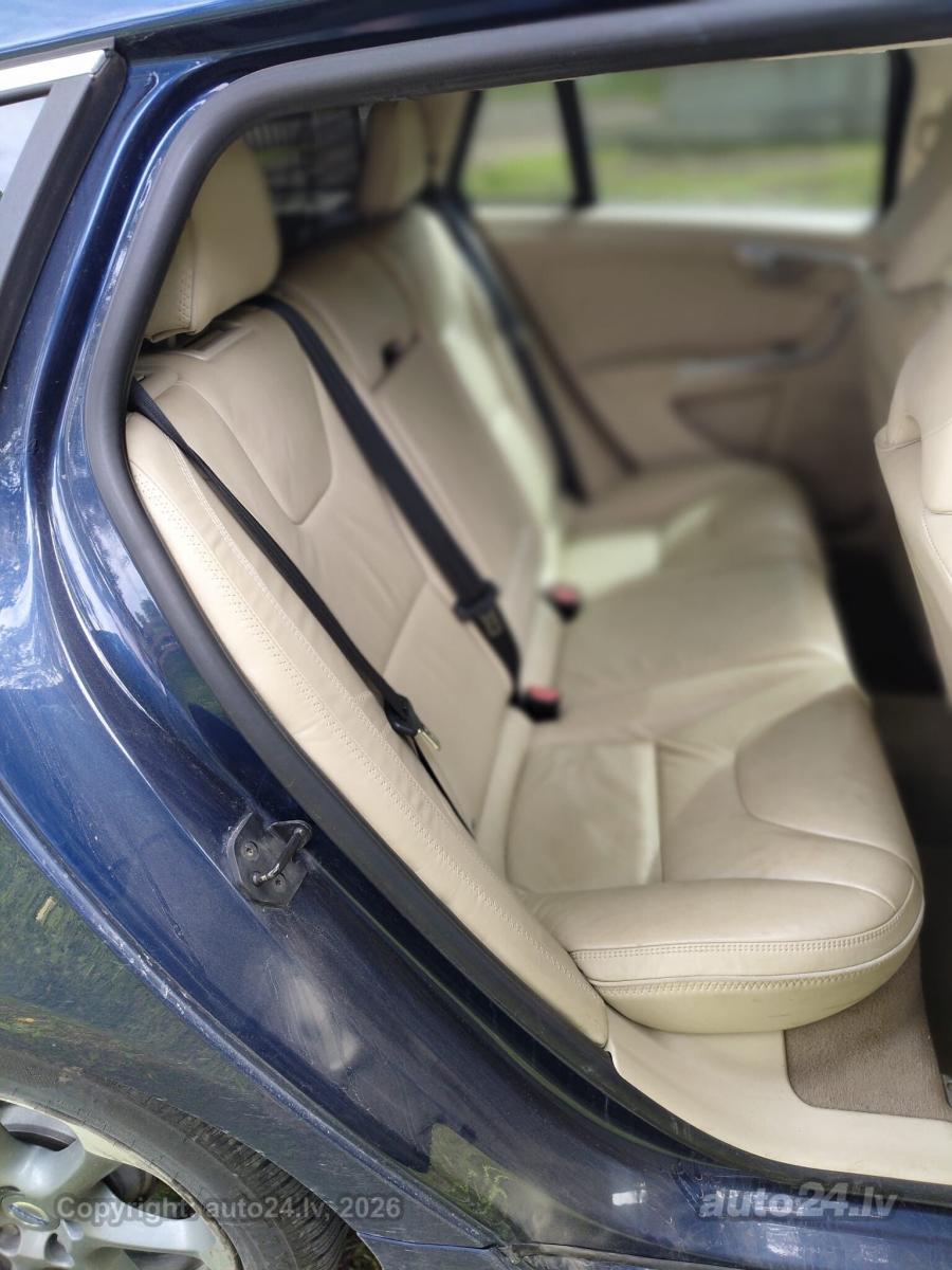 Blue Volvo V60 2012 in Tallinn, with an engine capacity of 2.00 L and mileage of 308 thousand km for 5500 €, photo 8 on AUTOMOTO.COM.LV