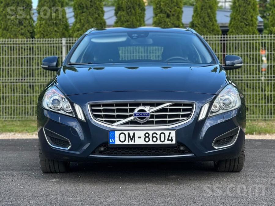 Blue Volvo V60 2012 in Jelgava, with an engine capacity of 2.00 L and mileage of 0 thousand km for 6490 €, photo 3 on AUTOMOTO.COM.LV