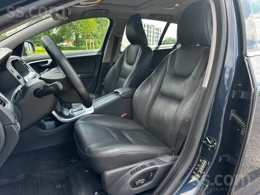 Blue Volvo V60 2012 in Jelgava, with an engine capacity of 2.00 L and mileage of 0 thousand km for 6490 €, photo 9 on AUTOMOTO.COM.LV