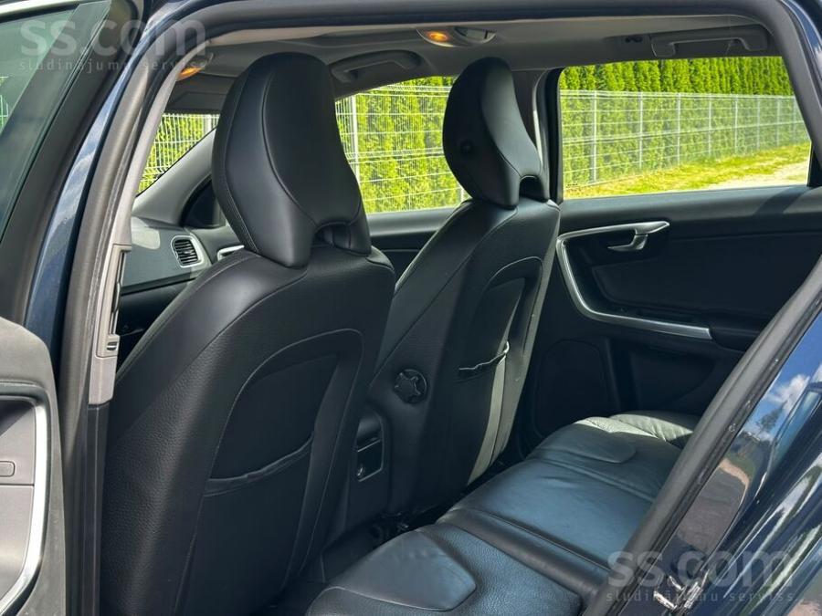 Blue Volvo V60 2012 in Jelgava, with an engine capacity of 2.00 L and mileage of 0 thousand km for 6490 €, photo 12 on AUTOMOTO.COM.LV