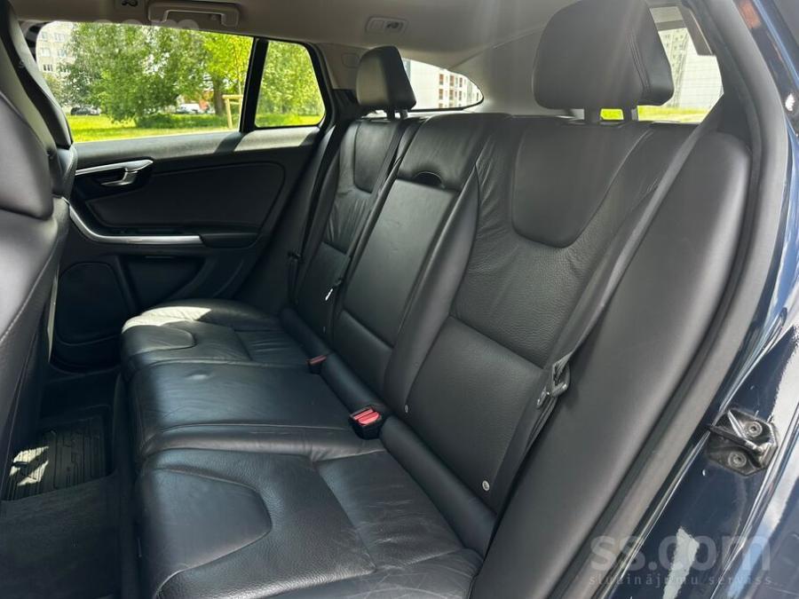 Blue Volvo V60 2012 in Jelgava, with an engine capacity of 2.00 L and mileage of 0 thousand km for 6490 €, photo 13 on AUTOMOTO.COM.LV