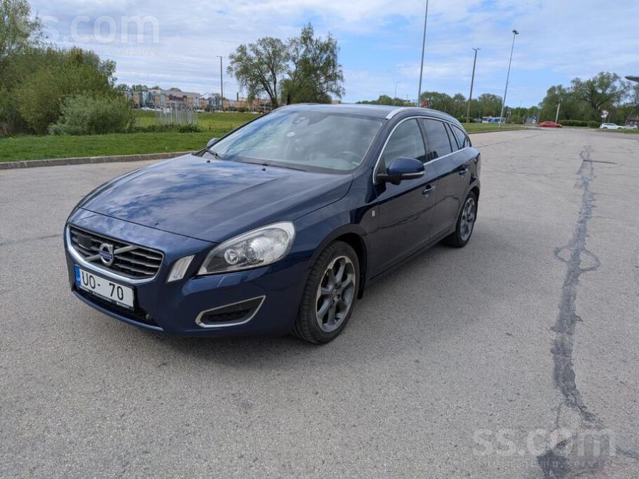 Zils Volvo V60 2012 Rīga, ar dzinēja tilpumu 2.40 L un nobraukumu 308 tūkst. km par 5500 €, foto 1 vietnē AUTOMOTO.COM.LV