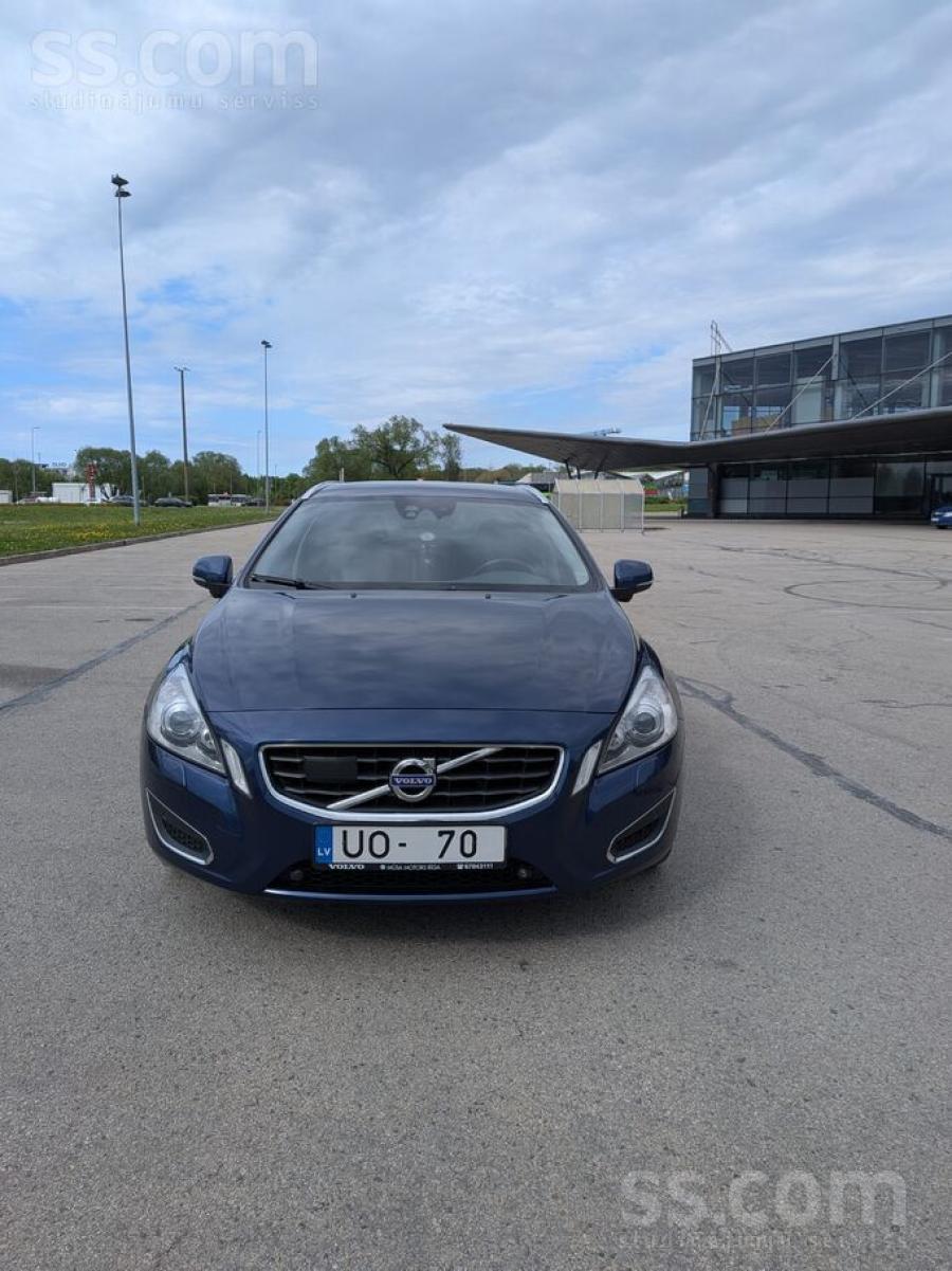 Zils Volvo V60 2012 Rīga, ar dzinēja tilpumu 2.40 L un nobraukumu 308 tūkst. km par 5500 €, foto 4 vietnē AUTOMOTO.COM.LV
