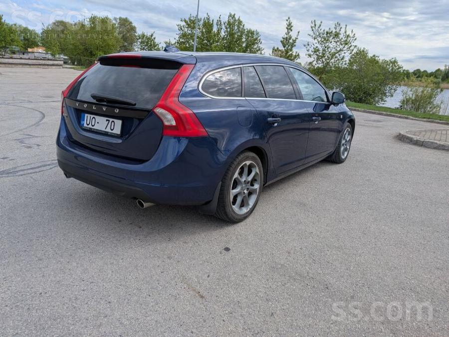 Zils Volvo V60 2012 Rīga, ar dzinēja tilpumu 2.40 L un nobraukumu 308 tūkst. km par 5500 €, foto 5 vietnē AUTOMOTO.COM.LV