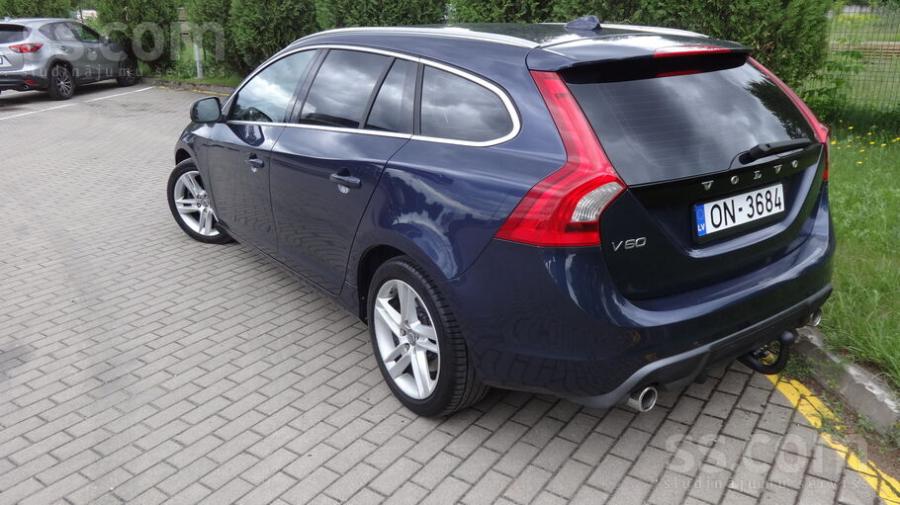 Blue Volvo V60 2012 in Jurmala, with an engine capacity of 2.00 L and mileage of 297 thousand km for 6290 €, photo 3 on AUTOMOTO.COM.LV