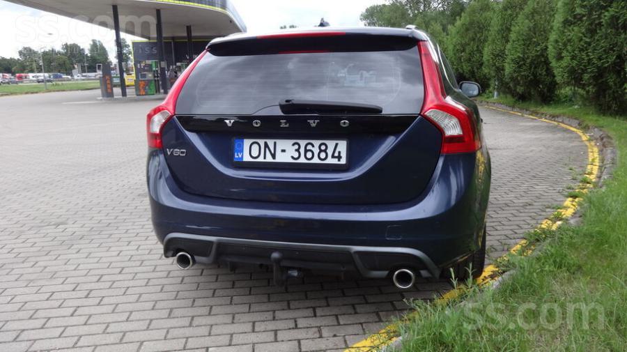 Blue Volvo V60 2012 in Jurmala, with an engine capacity of 2.00 L and mileage of 297 thousand km for 6290 €, photo 4 on AUTOMOTO.COM.LV