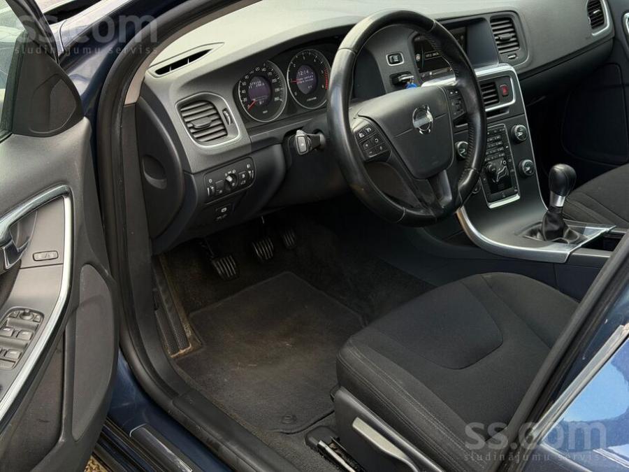 Blue Volvo V60 2012 in Riga, with an engine capacity of 1.60 L and mileage of 379 thousand km for 3380 €, photo 8 on AUTOMOTO.COM.LV