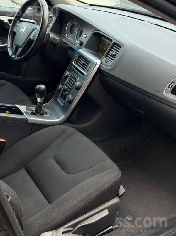 Blue Volvo V60 2012 in Riga, with an engine capacity of 1.60 L and mileage of 379 thousand km for 3380 €, photo 8 on AUTOMOTO.COM.LV